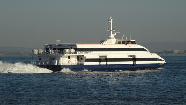 Hydrofoil vs. Traditional Boats - Key Differences | Mavyn