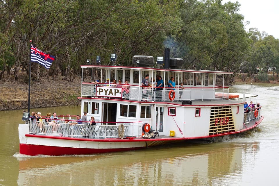 The Fascinating History of Riverboats | Mavyn